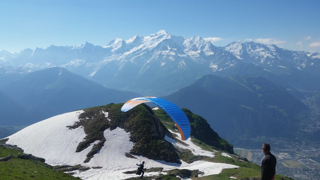 Parapente depuis le décollage de Varan à Passy